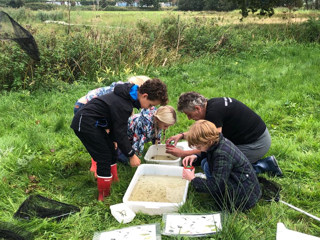 Op zoek naar waterbeestjes op Leyduin